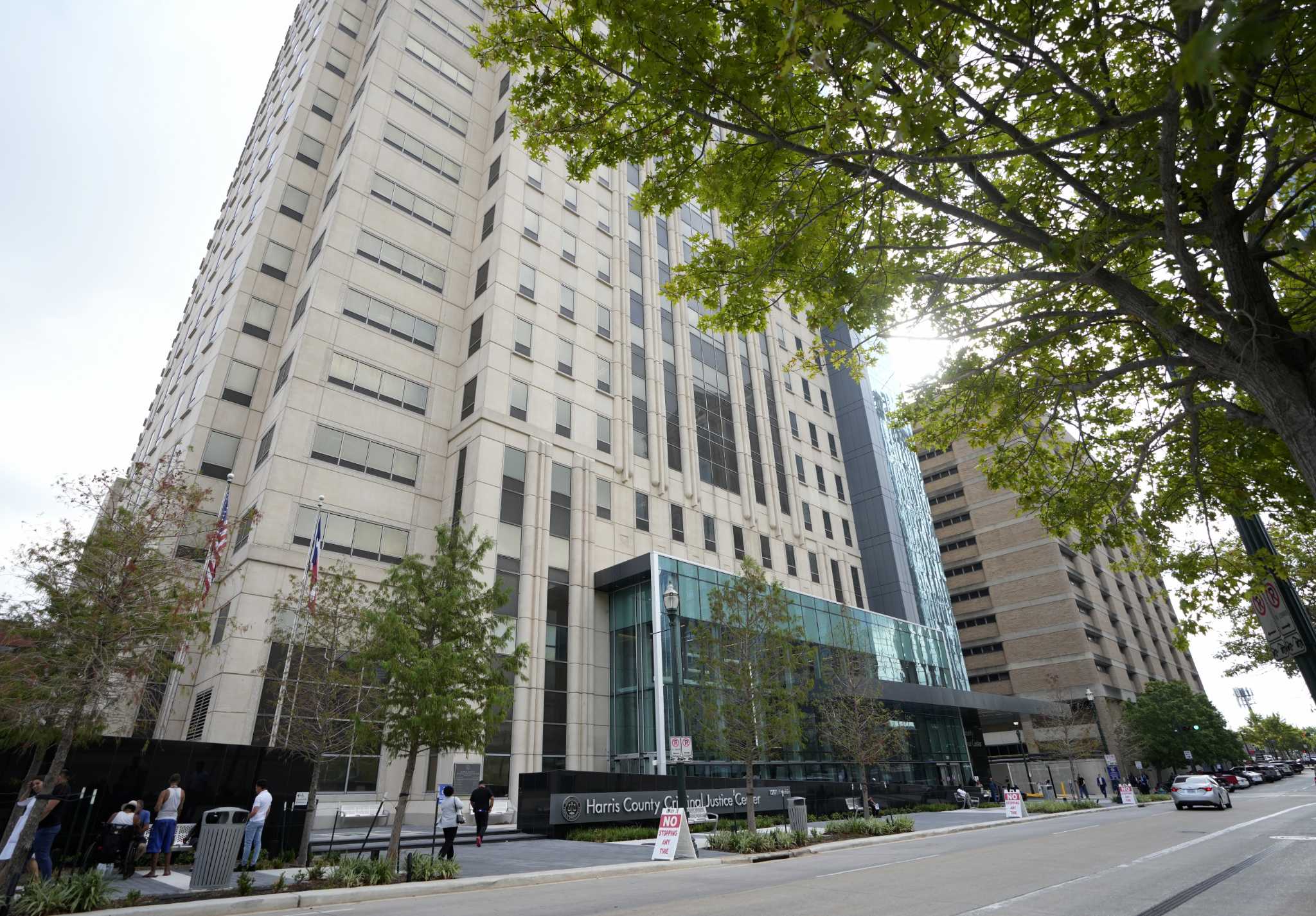 Man on the run after escaping shackles in downtown Houston courthouse