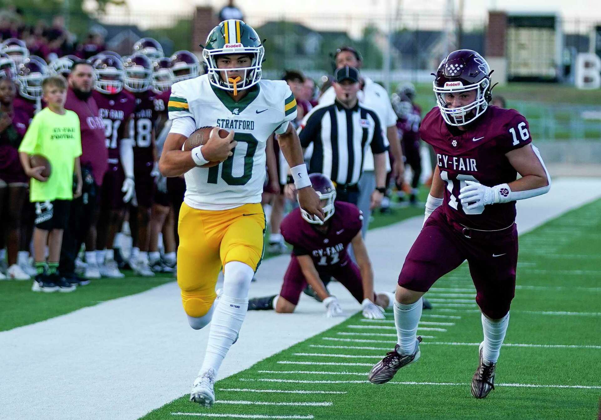Filling big shoes, QB Aaron DeLeon starring for Stratford