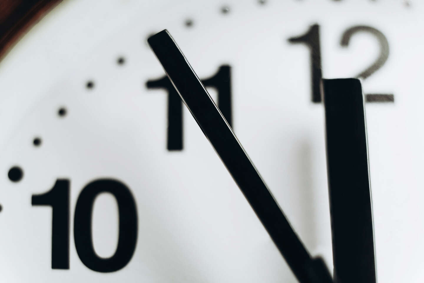 When is daylight saving time ending in 2023?