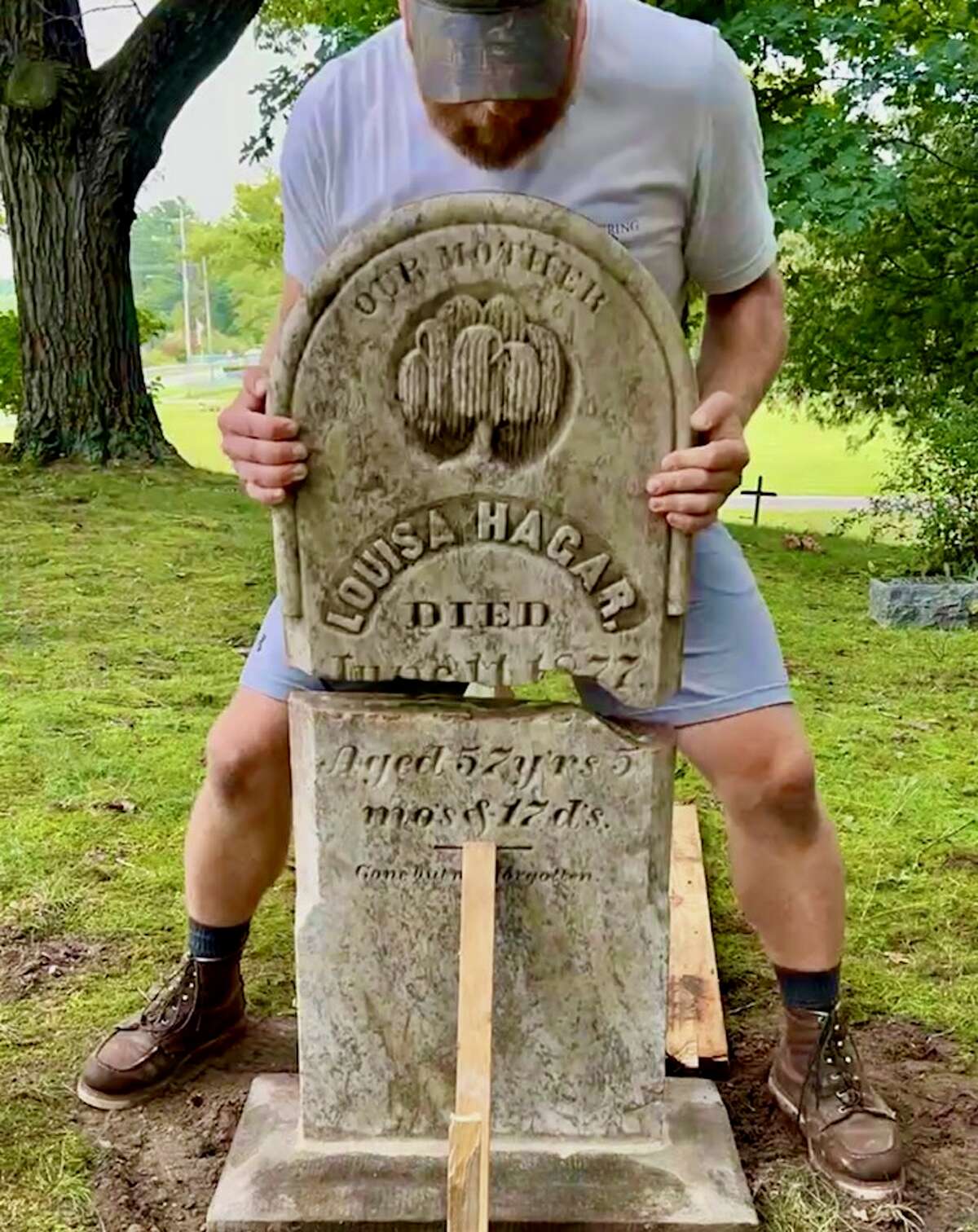 Michigan man honors the dead by cleaning their tombstones