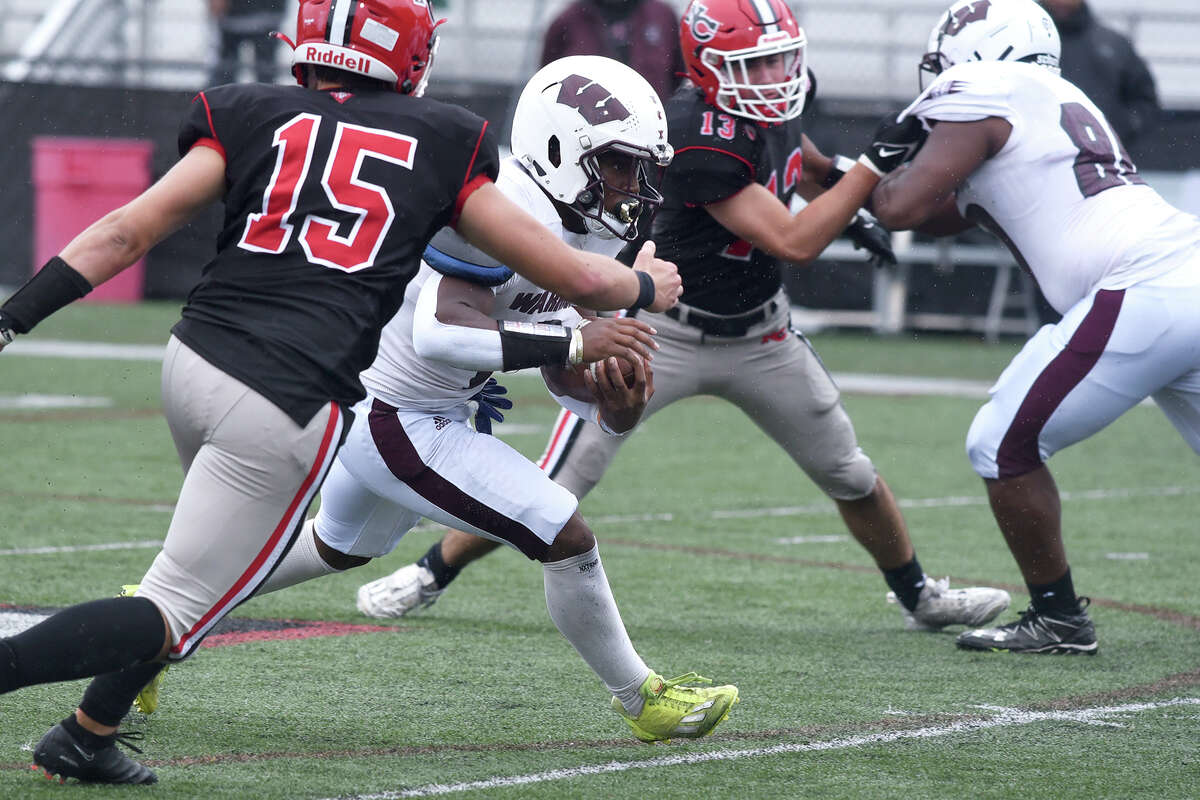 New Canaan football pitches second-half shutout, defeated Windsor