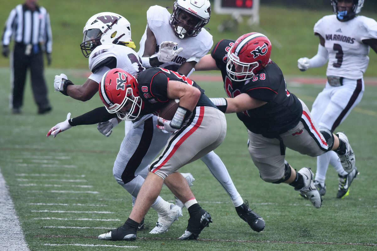 New Canaan football pitches second-half shutout, defeated Windsor