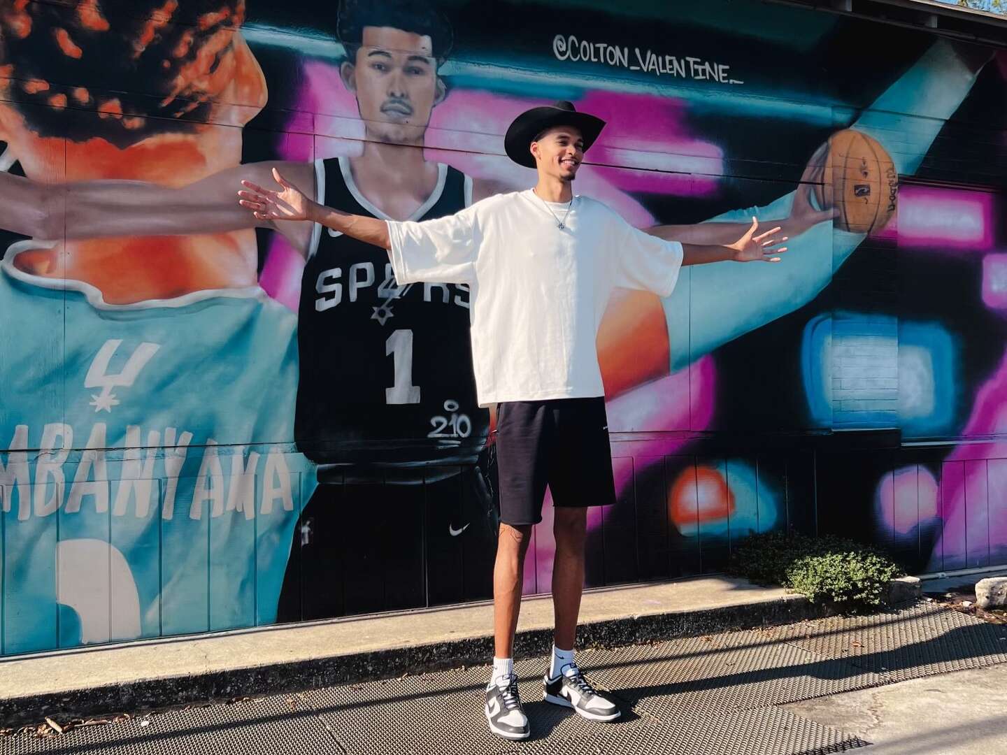 Victor Wembanyama stops by San Antonio mural to meet the artist