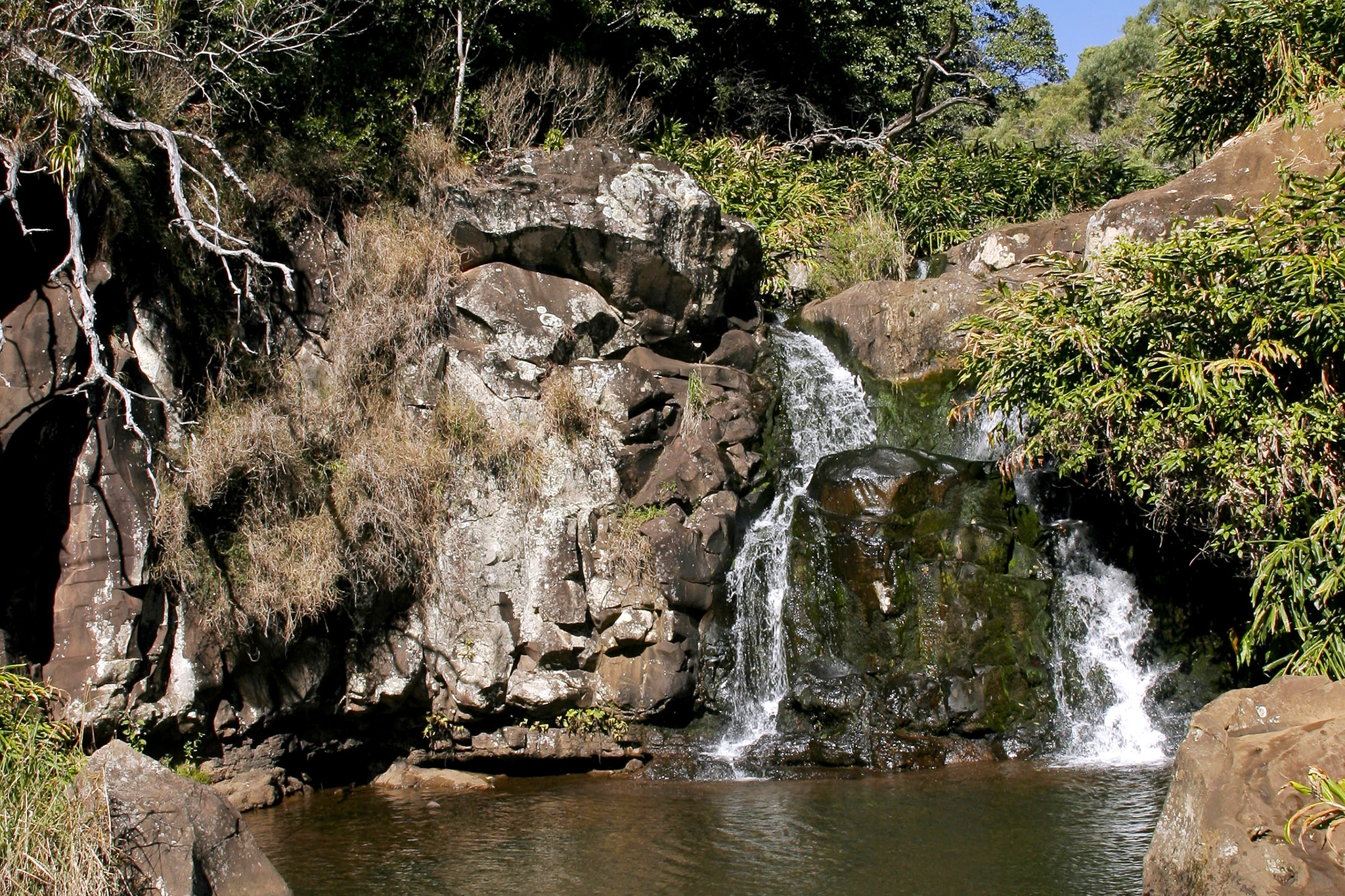 California man dies after falling 120 feet below Hawaii waterfall