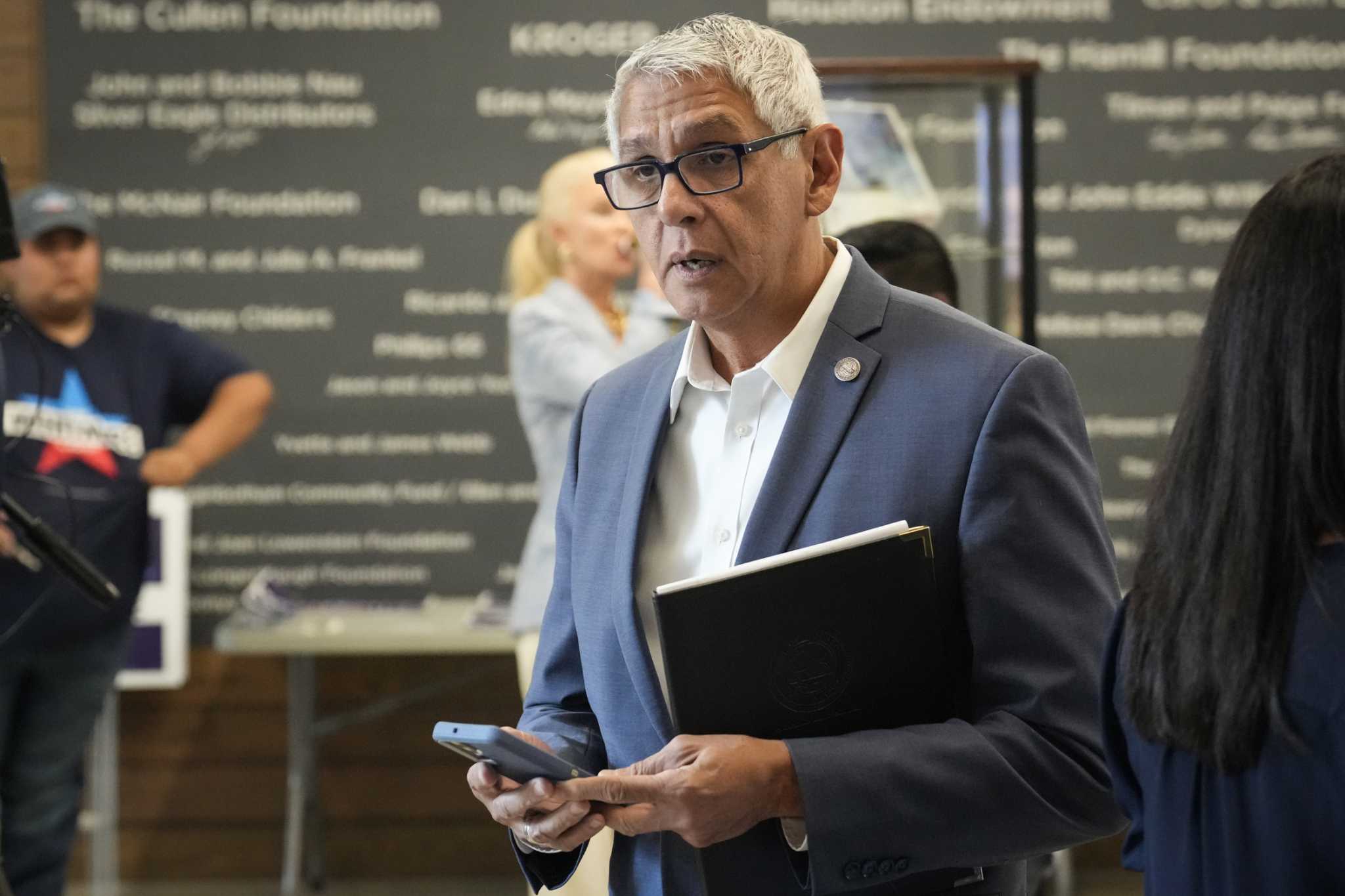 Hispanic leaders urge networks to include Latinos in mayoral debate