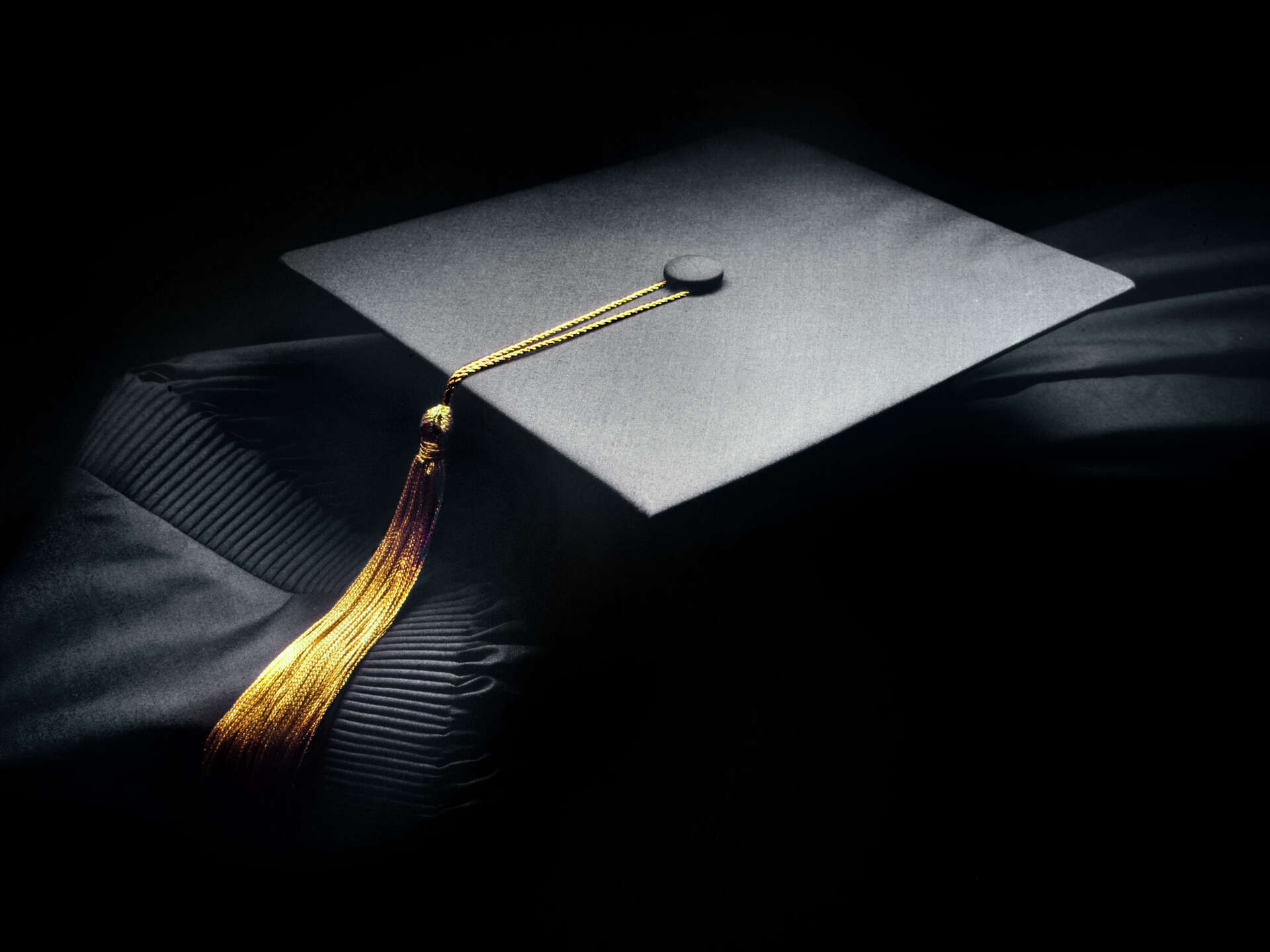 Texas school snubs homecoming queen for wearing Mexican sash