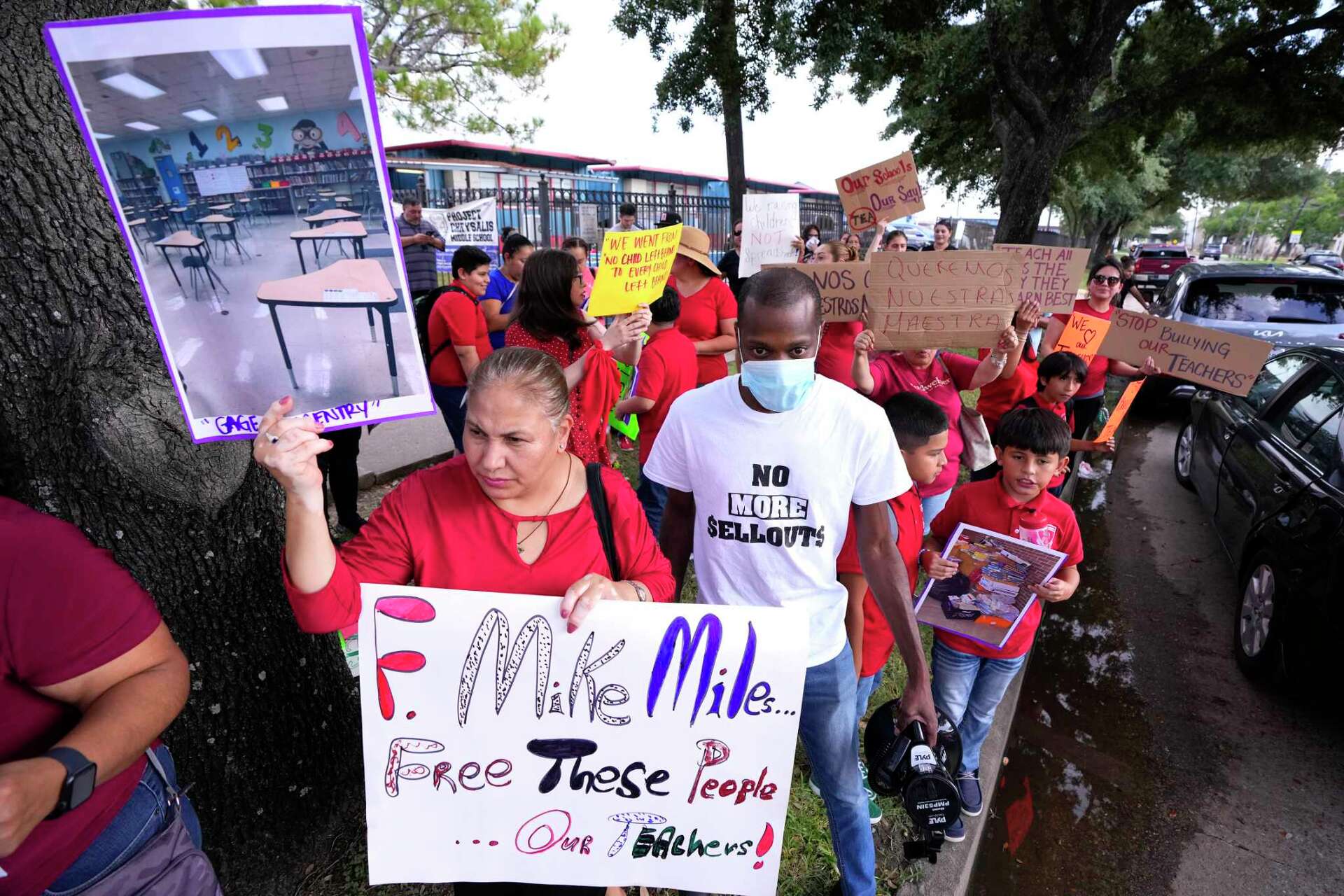 HISD parents rally against Mike Miles' NES model at campus protest