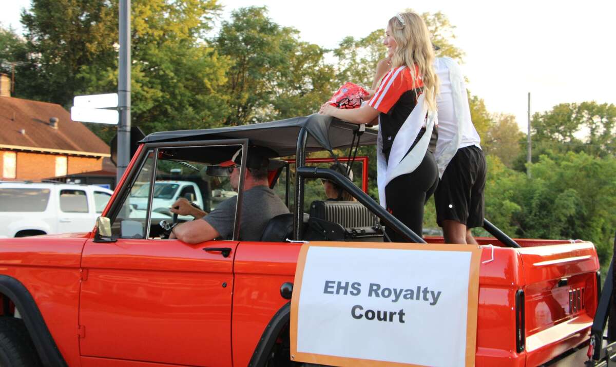 Edwardsville High School's groovy homecoming parade draws hundreds