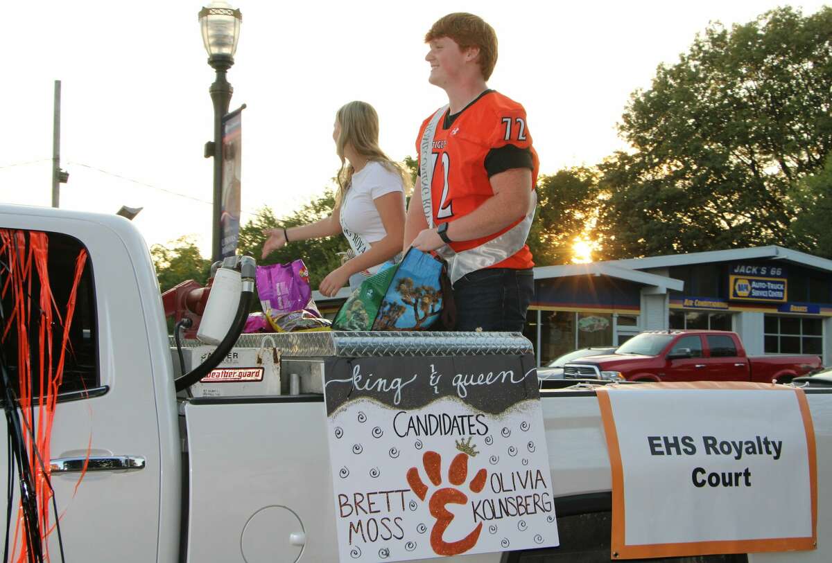 Edwardsville High Schools Groovy Homecoming Parade Draws Hundreds