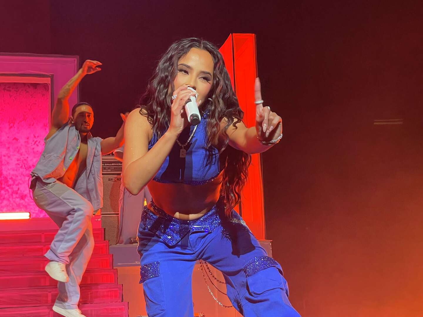 Becky G honors Vanessa Guillén and Selena at Sugar Land concert