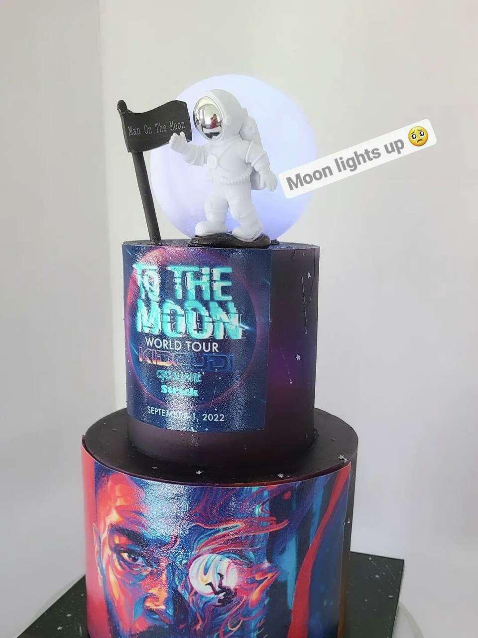 K-pop band Loossemble shows off Houston baker's custom cake