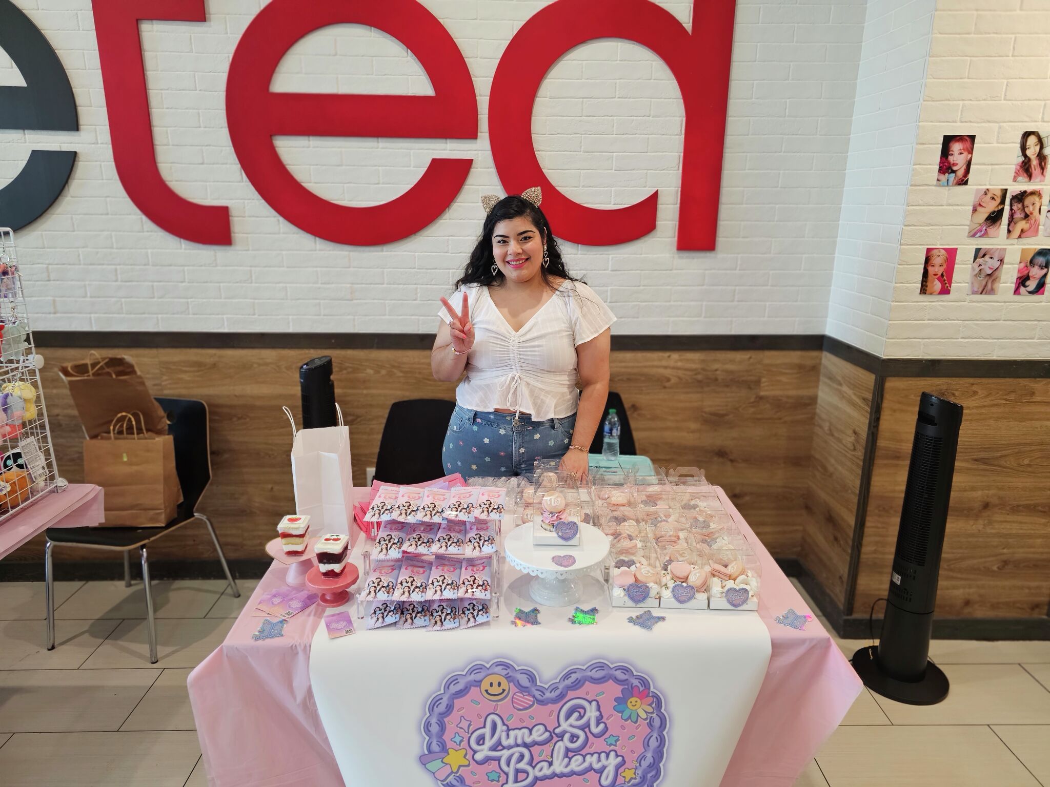 K-pop band Loossemble shows off Houston baker's custom cake