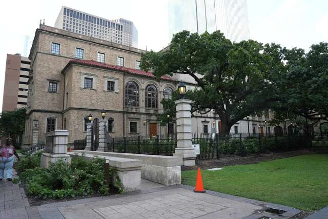 What are some of the things a Houston library card offers?