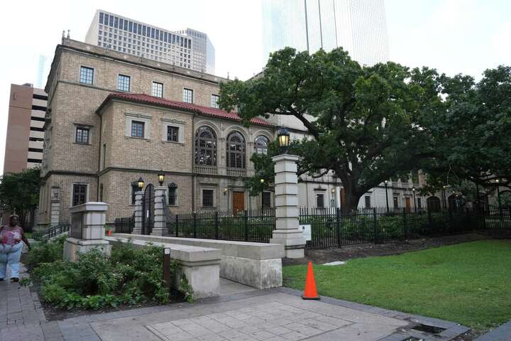 What are some of the things a Houston library card offers?