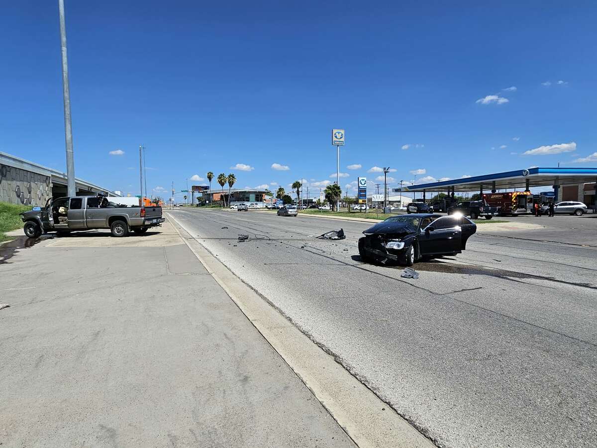 Laredo PD: Man armed with knife detained after 2-vehicle crash