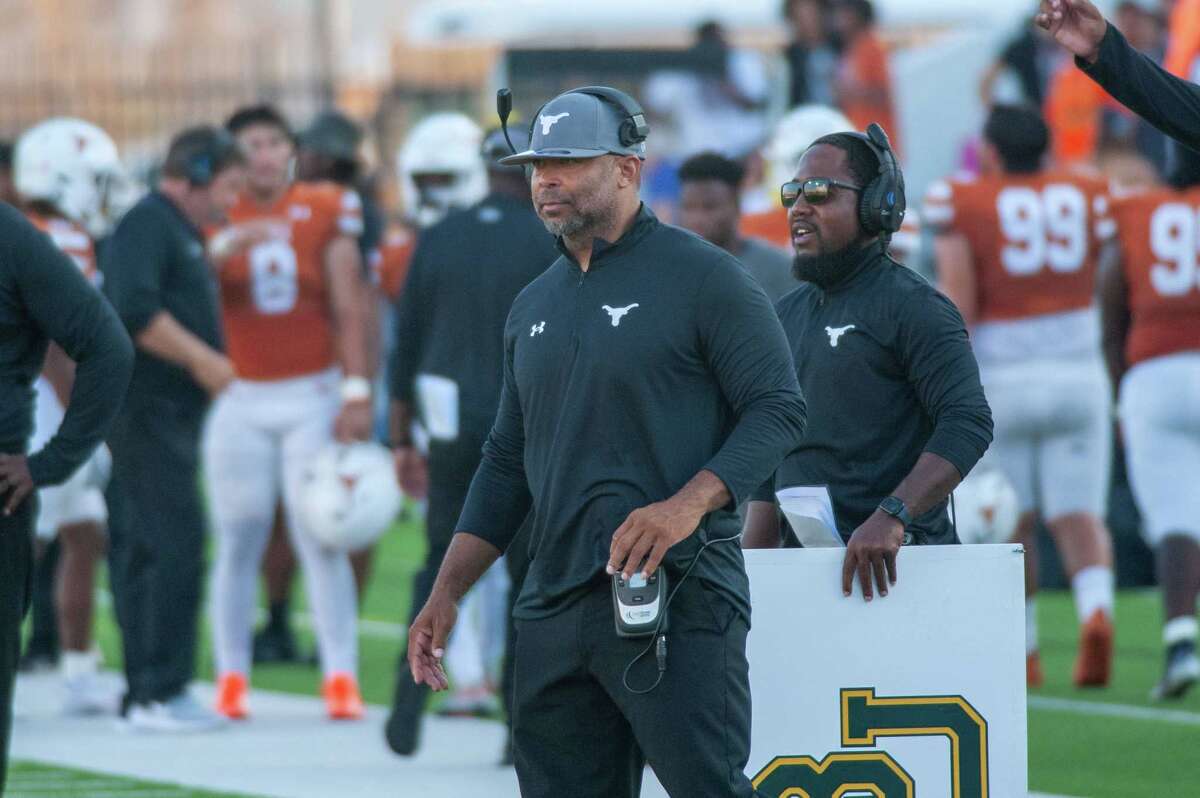 HS football: Dobie cruises to District 22-6A win over Pasadena