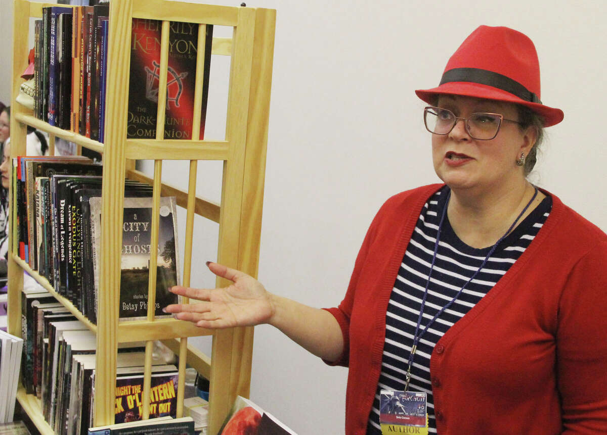 Large sci-fi/fantasy crowds return to ARCHON