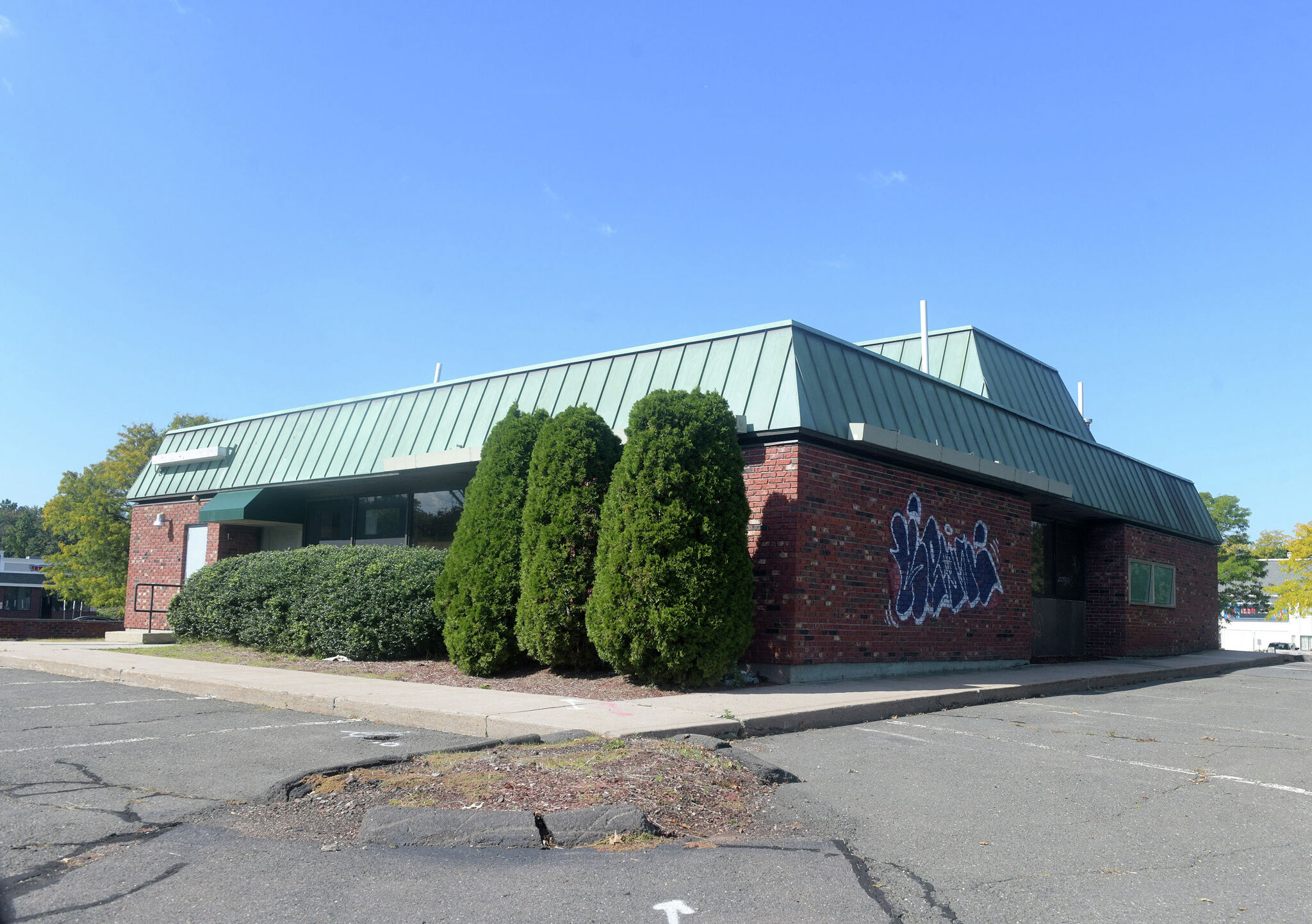Enfield PZC approves cannabis dispensary at former Starbucks