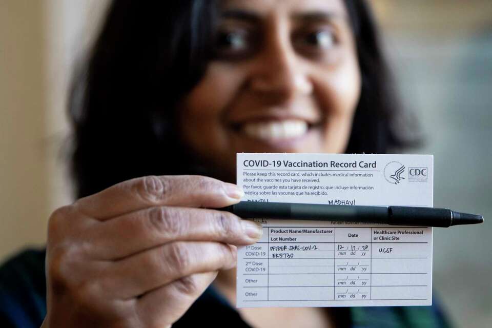 Paper COVID vaccination cards phased out by CDC. Here's why