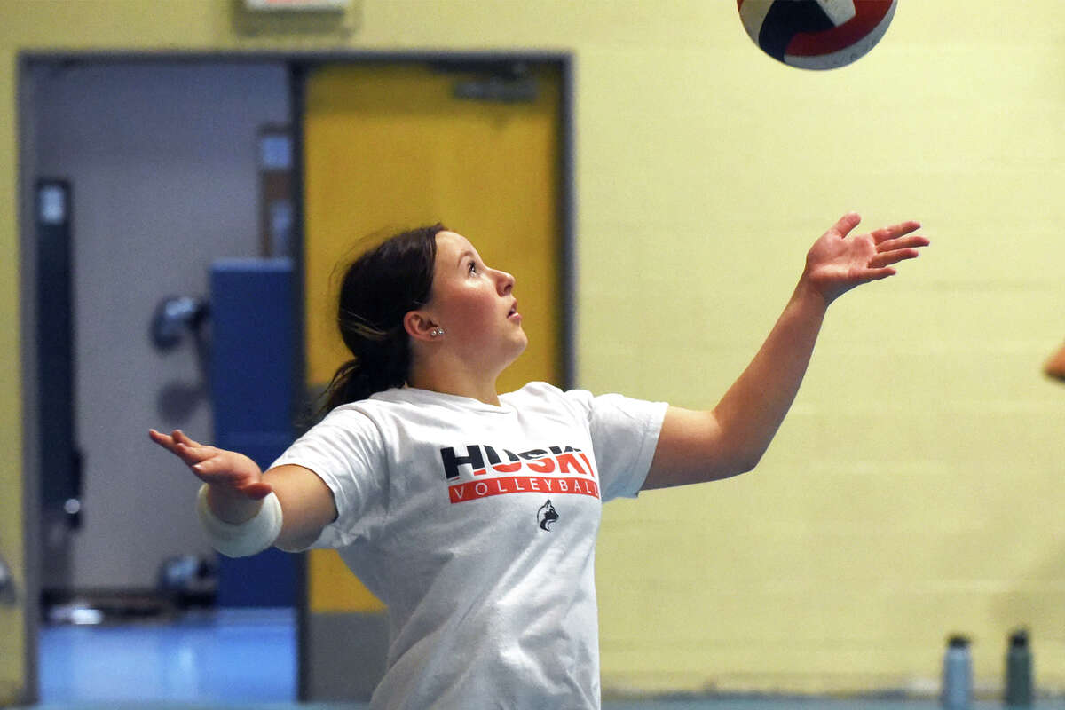 Skylar Bell follows older sisters as star with East Lyme volleyball