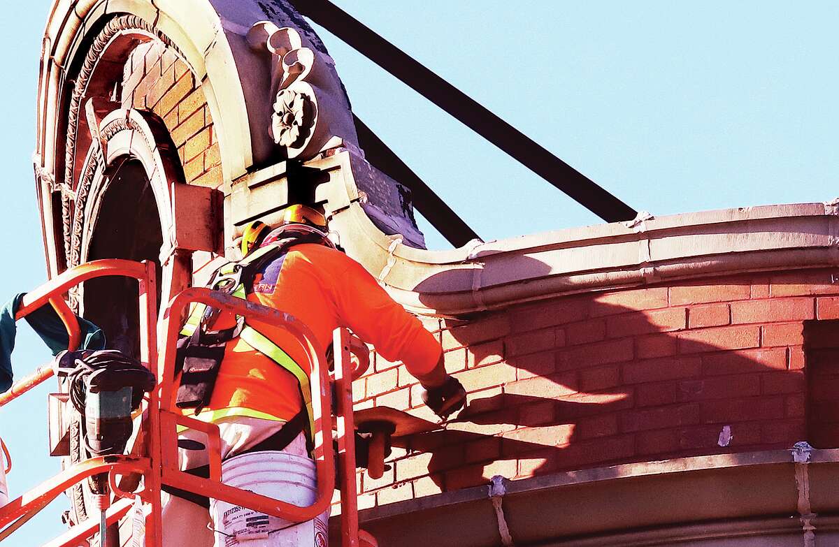 Tuckpointing shadow aids Wedge work in Alton