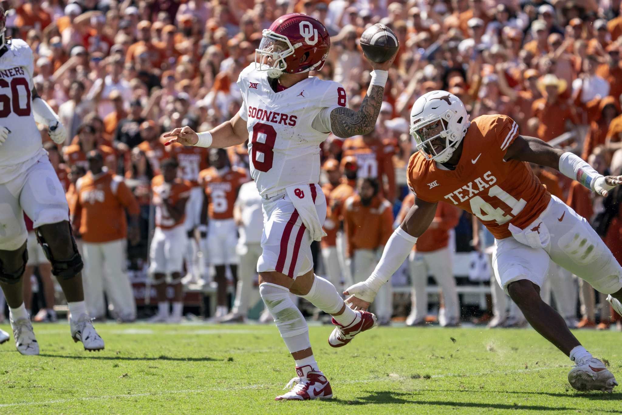 College football: Late TD lifts No. 12 Oklahoma over No. 3 Texas