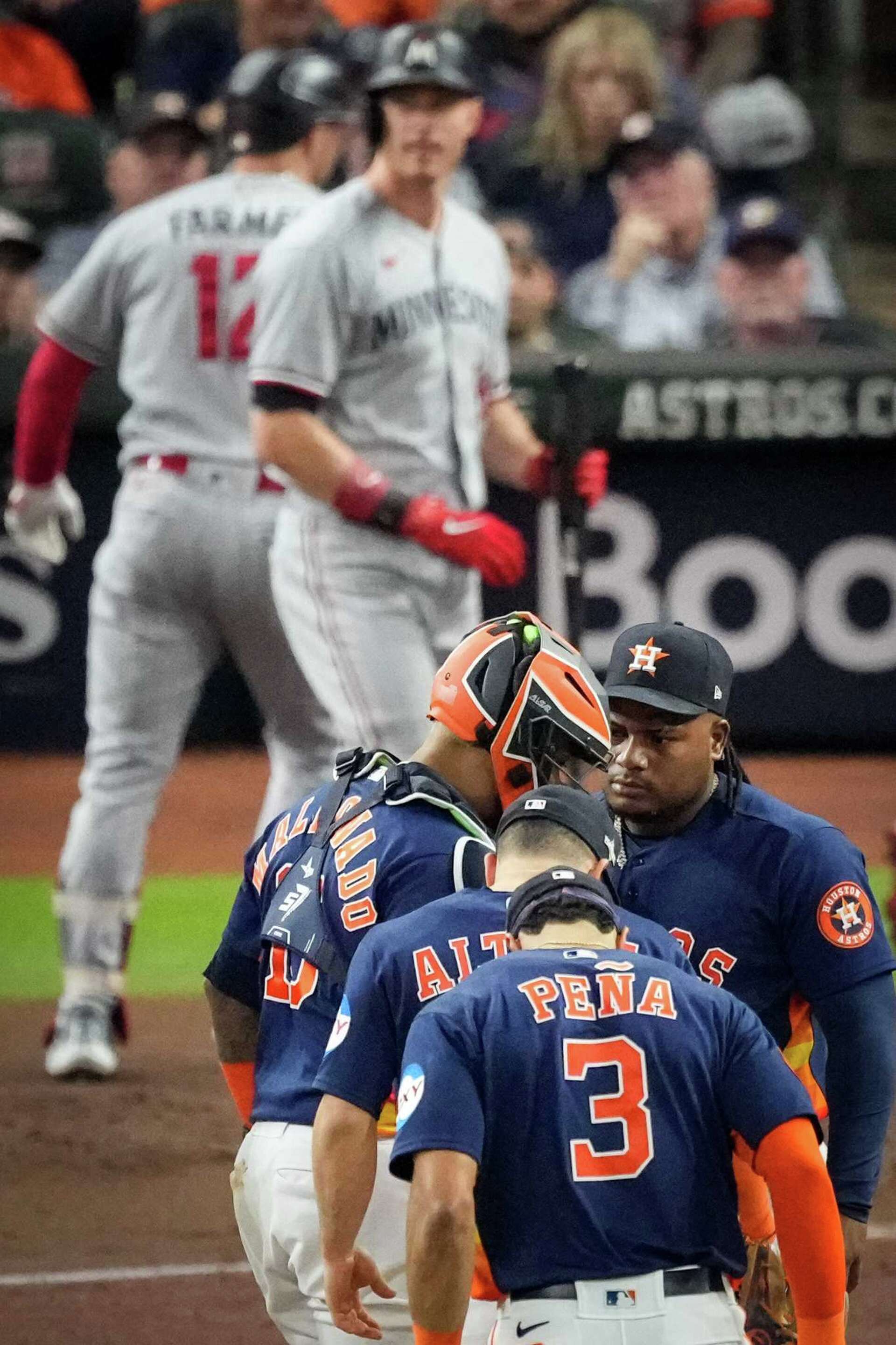 Fans welcome open roof, as long it doesn't rain on Astros on-field win