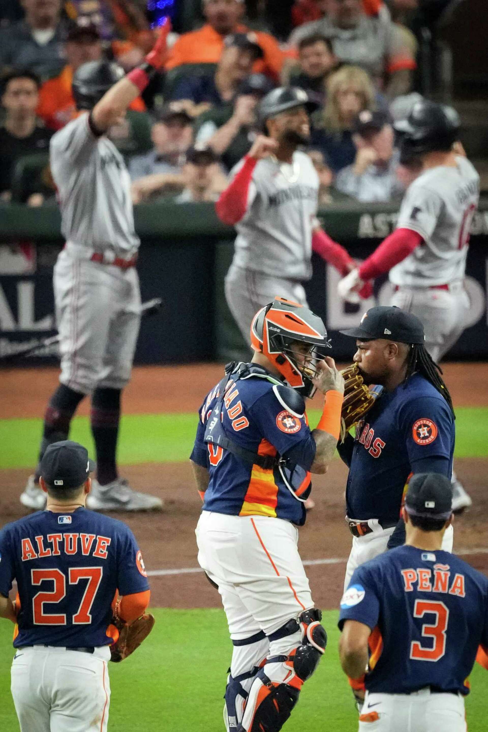 Fans welcome open roof, as long it doesn't rain on Astros on-field win