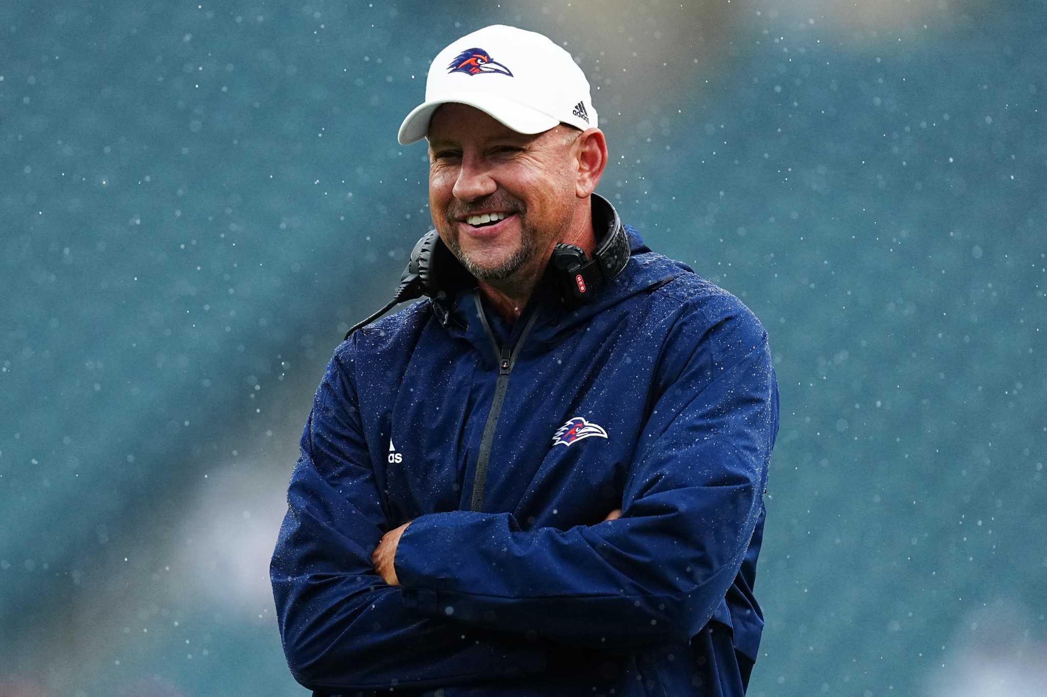 How UTSA coach Jeff Traylor injured his finger in mouse trap