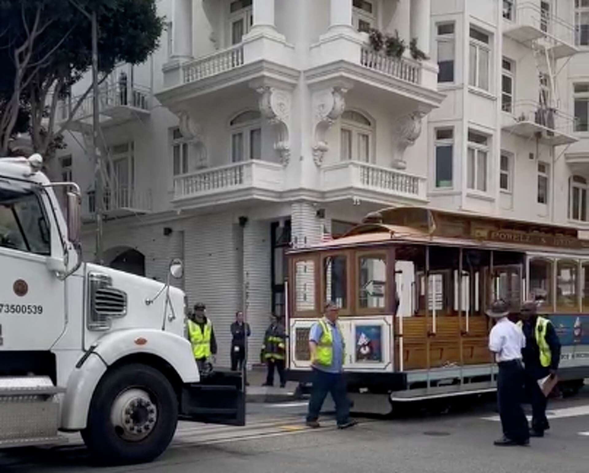 SF cable car accident on Nob Hill sends 6 to the hospital