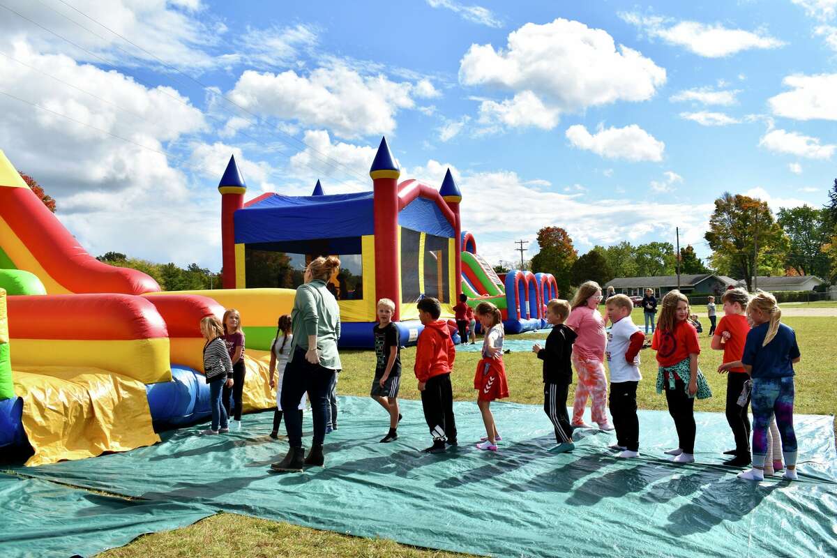 Students get active at Riverview Move-A-Thon fundraiser Michigan