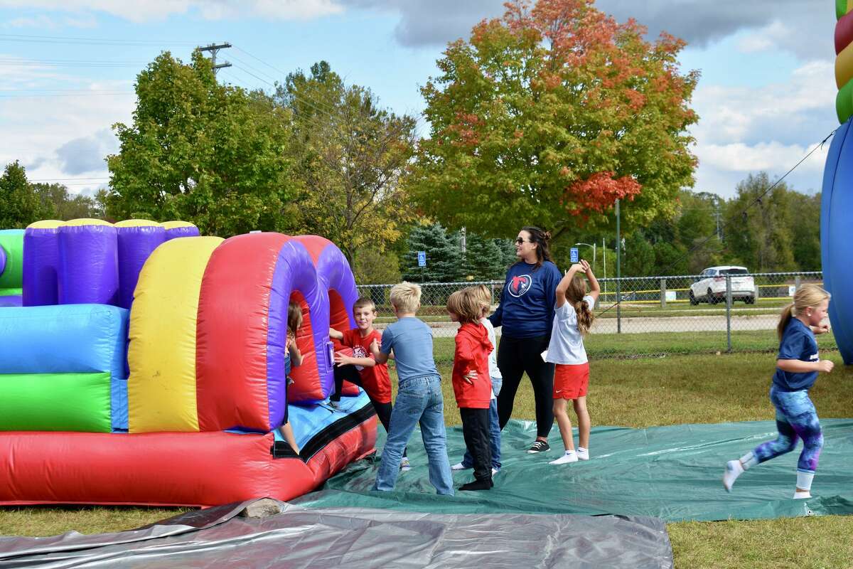 Students get active at Riverview Move-A-Thon fundraiser Michigan