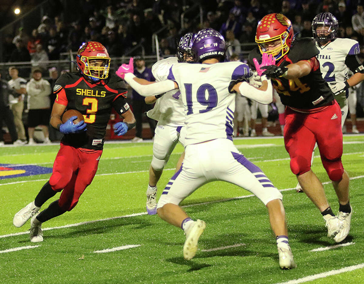With 'three cats and a quarterback,' Shells roll to 7-0
