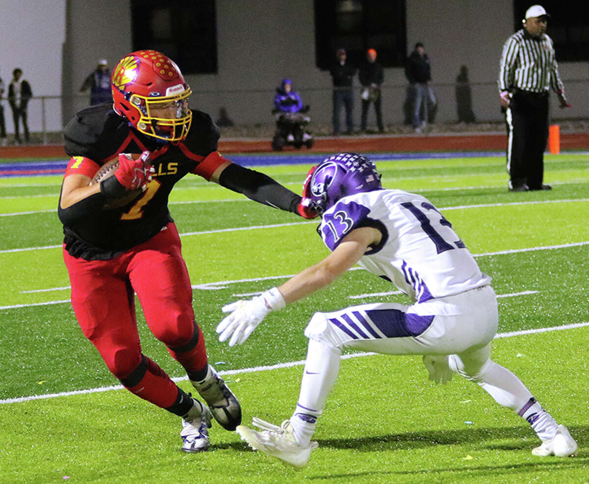 With 'three cats and a quarterback,' Shells roll to 7-0