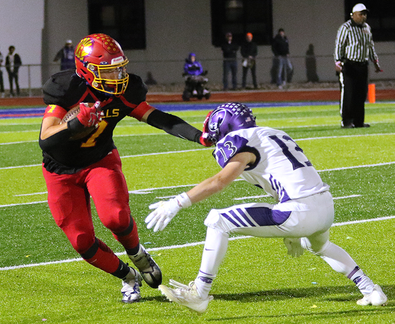 With 'three cats and a quarterback,' Shells roll to 7-0