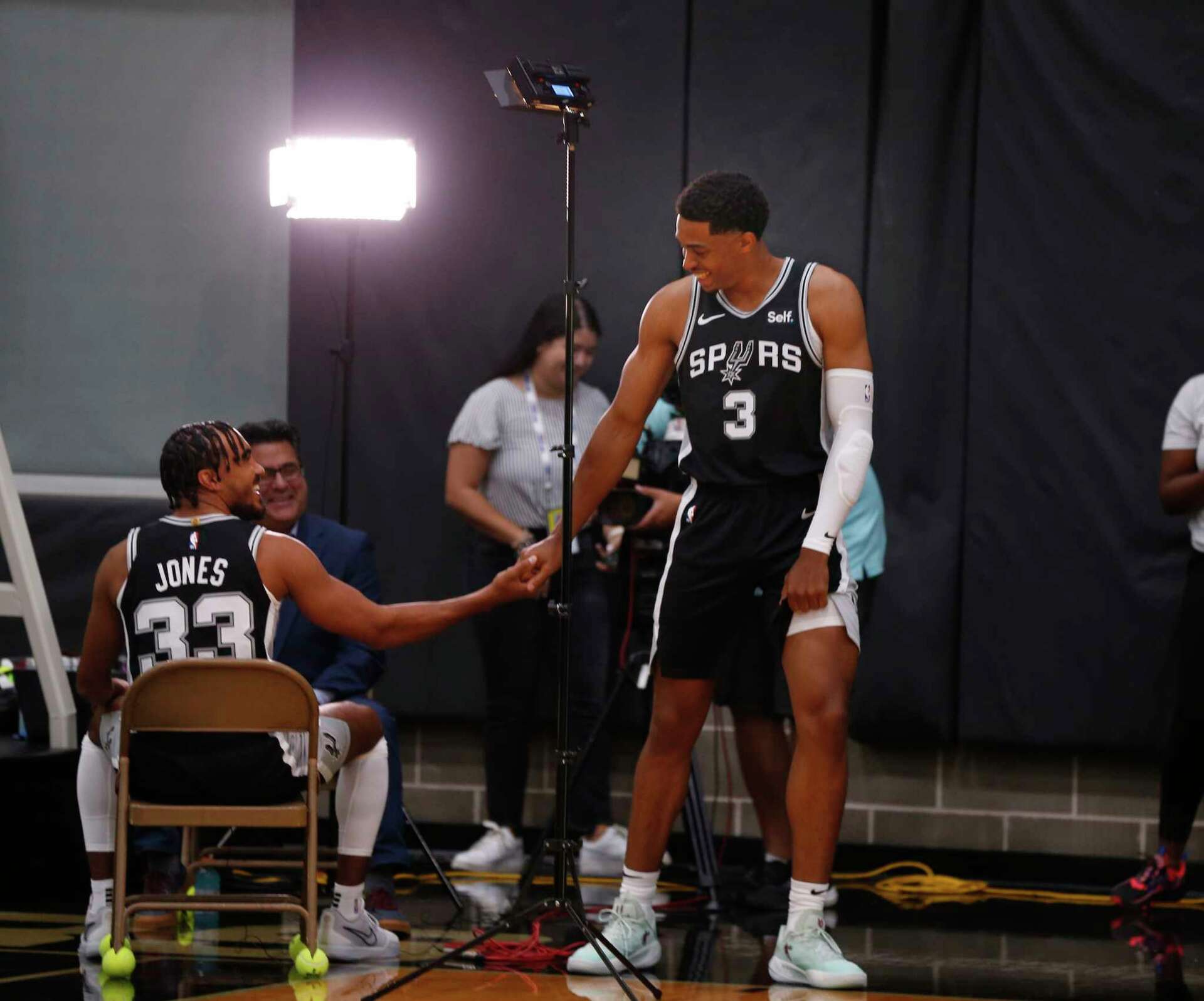 Spurs' Tre Jones, wife Maddy expecting twins next year