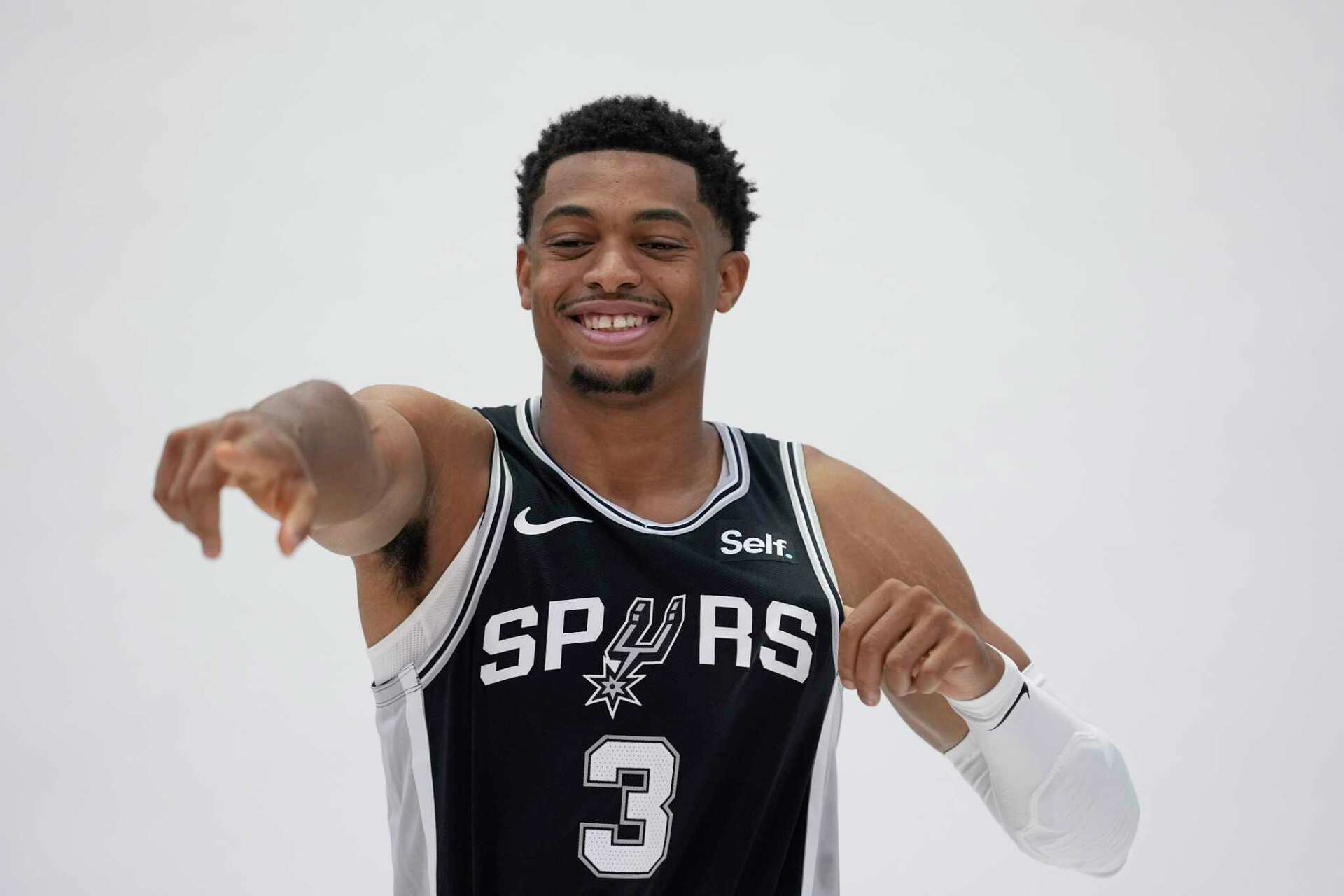 Spurs serenade Keldon Johnson for birthday; lineup still in limbo