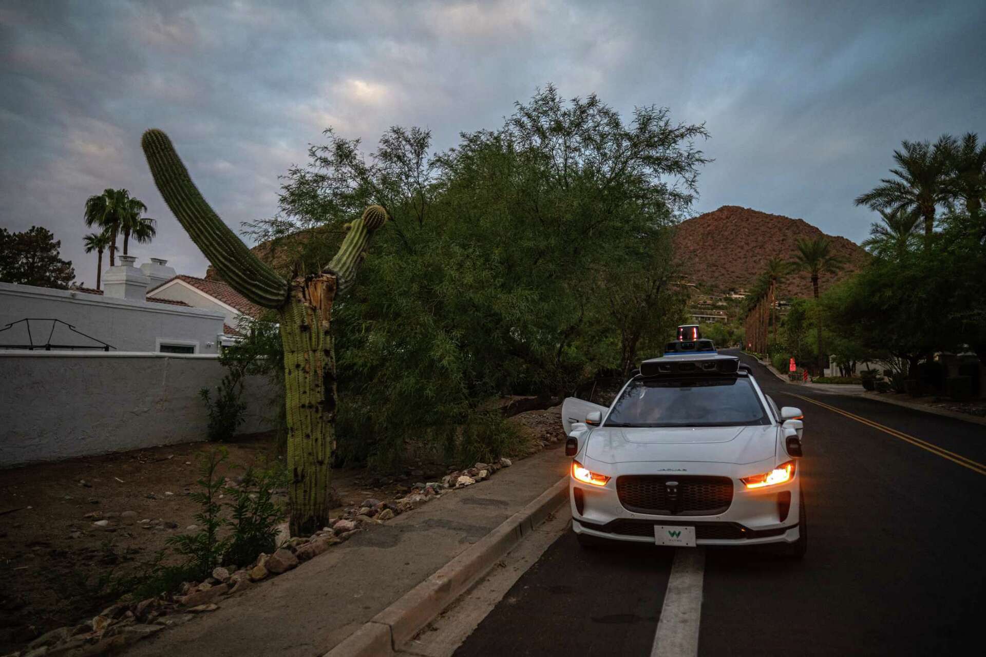 Driverless cars debuted in two US cities. Only SF has problems