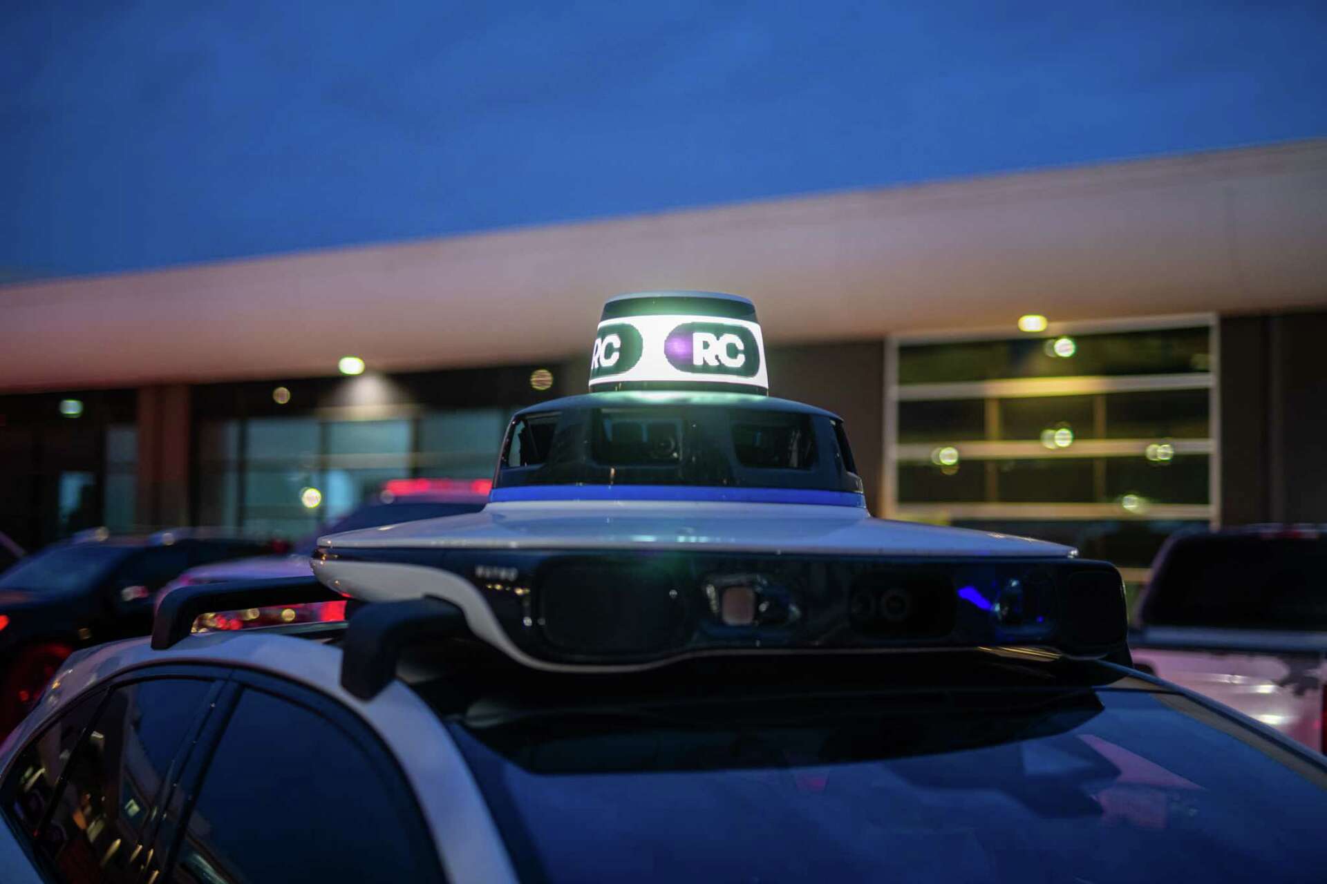 Driverless cars debuted in two US cities. Only SF has problems