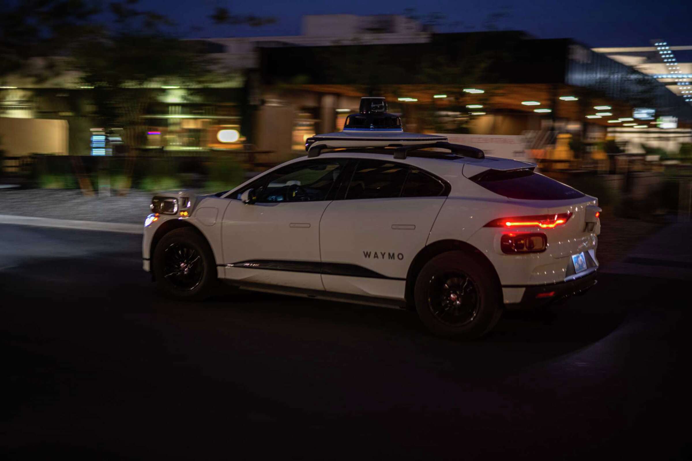 Driverless cars debuted in two US cities. Only SF has problems