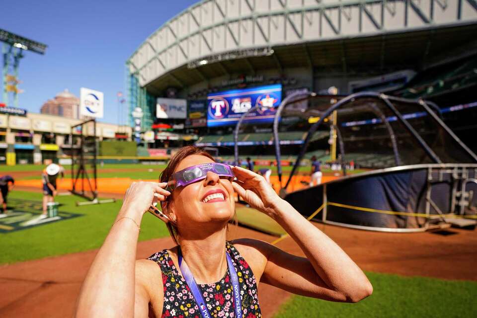 Astros reporter Julia Morales Clark honored by Houston mayor Whitmire