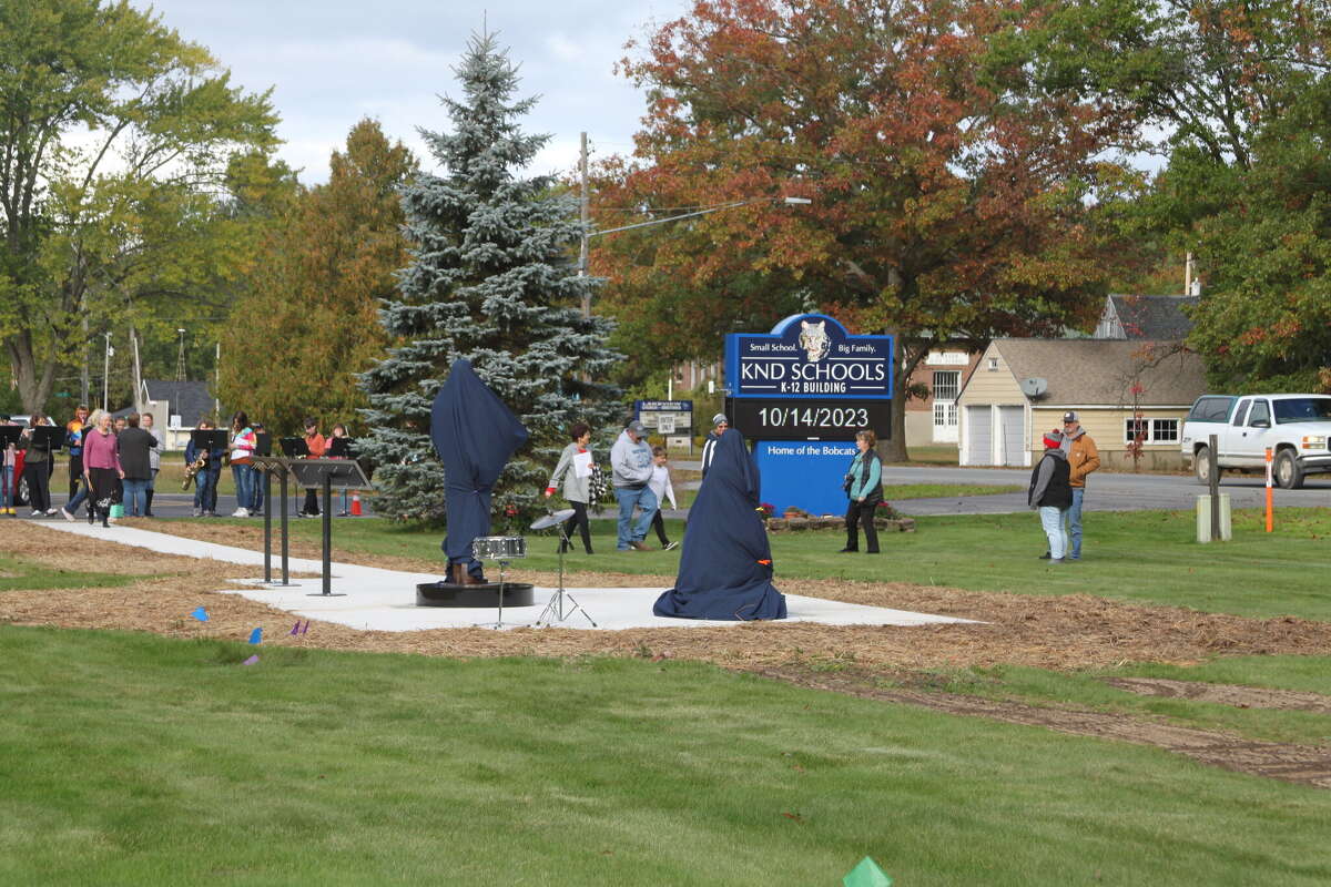 James Earl Jones, mentor honored with bronze sculpture in Michigan