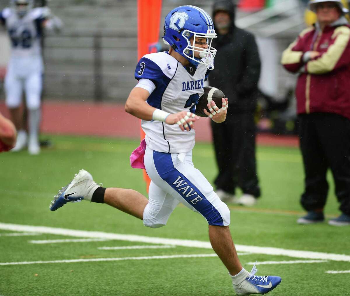 Greenwich High School football defeats Darien to improve to 5-0