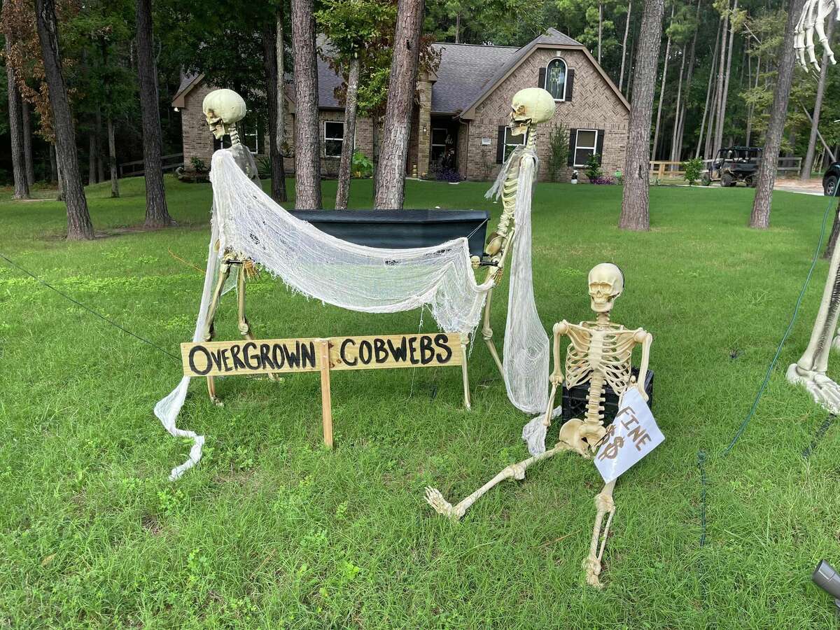 Willis family pokes fun at HOA with skeleton-themed Halloween display