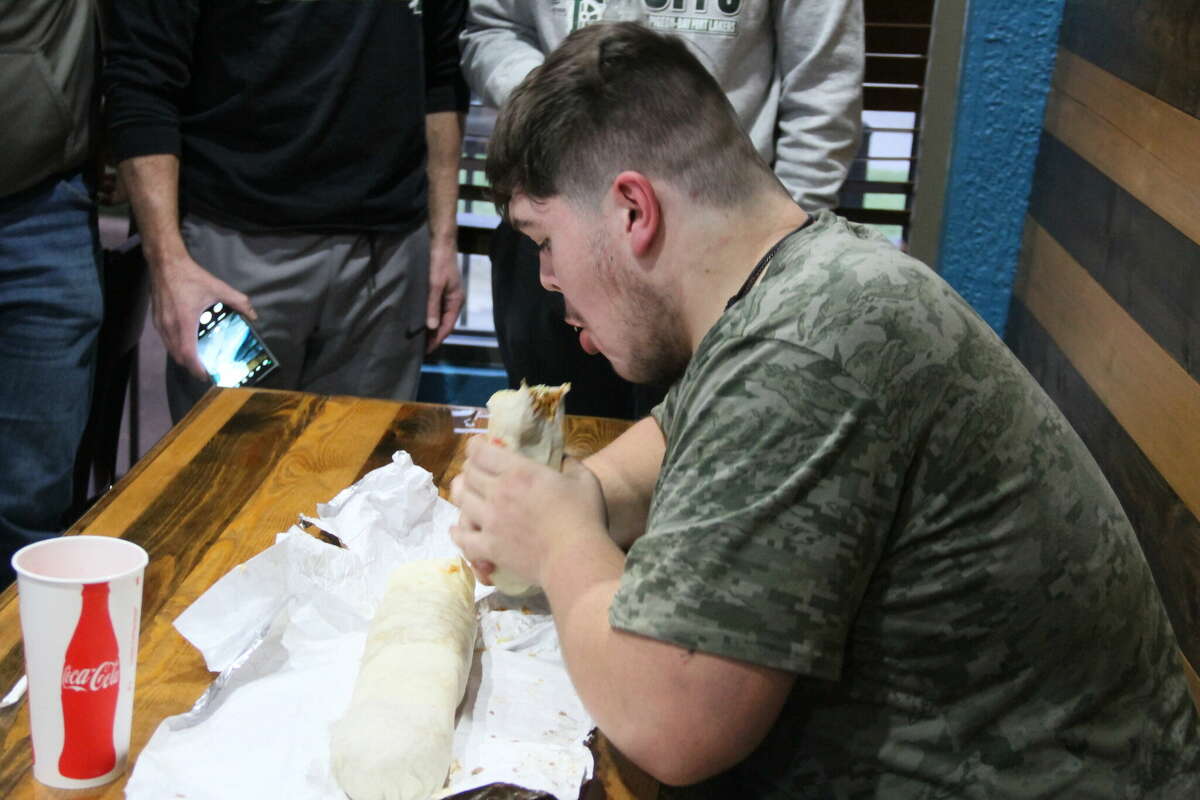 Lakers, Bad Axe compete in burrito eating contest at Lugo's