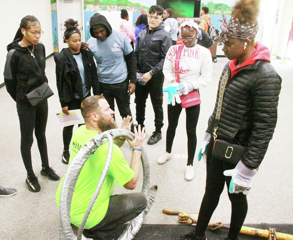 RiverWorks Discovery Program opens doors for Alton students to work