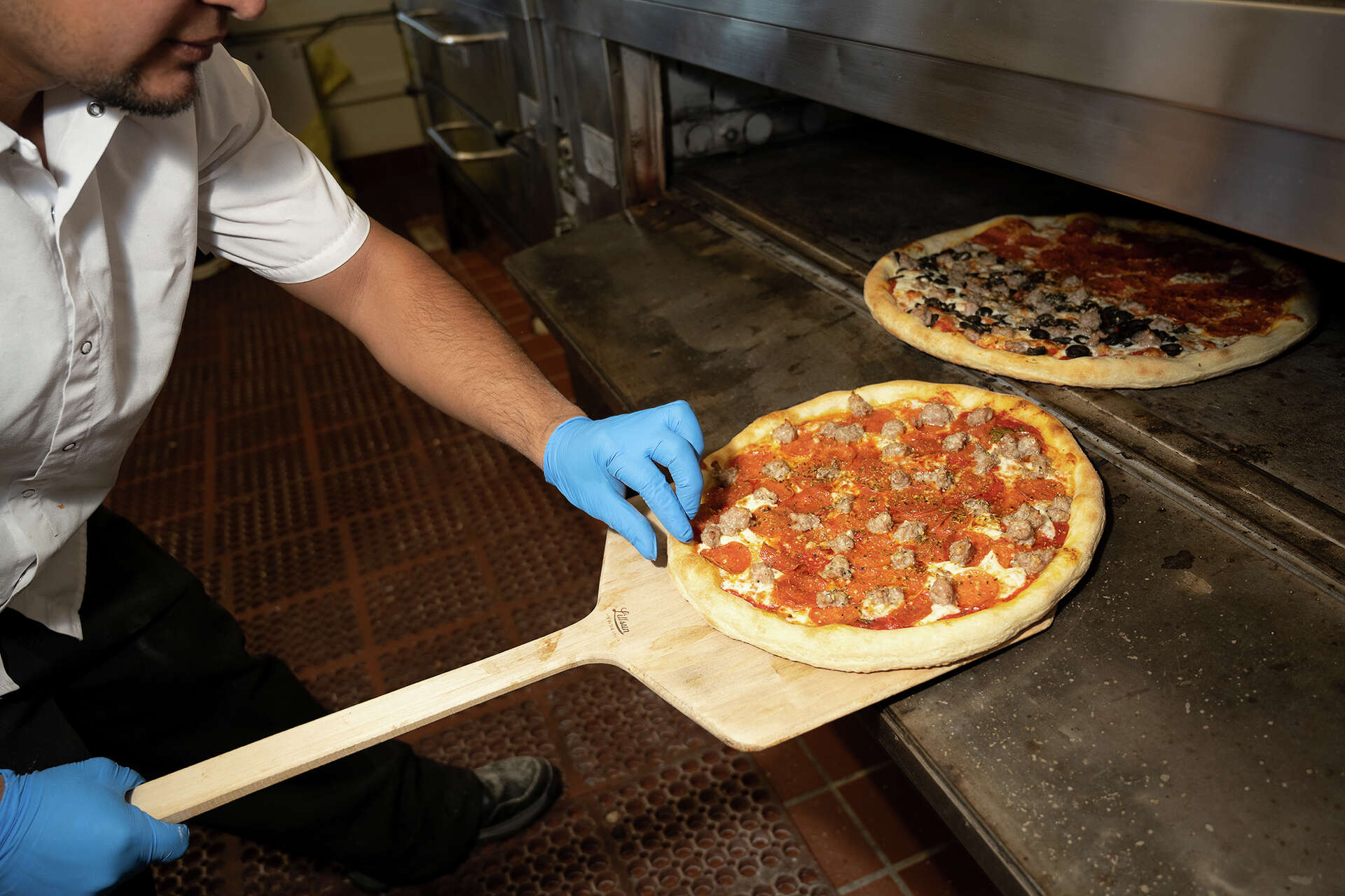 San Francisco’s first pizza delivery restaurant remains a Bay Area hit