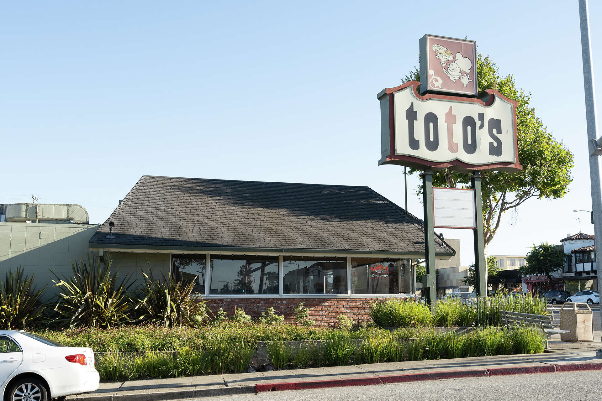 San Francisco’s first pizza delivery restaurant remains a Bay Area hit