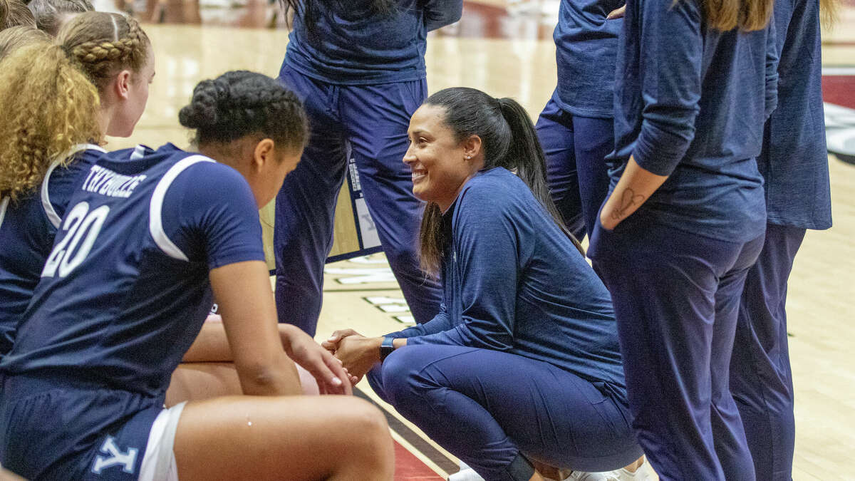 Yale women's basketball aims for postseason under coach Dalila Eshe