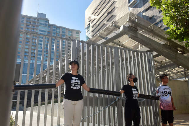 Protesters urge Gaza cease-fire at SF Nancy Pelosi Federal Building